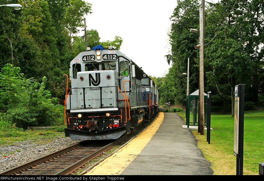 NJT 4112 and 2 Metro North F40's lead a MN OCS run west on the PVL.